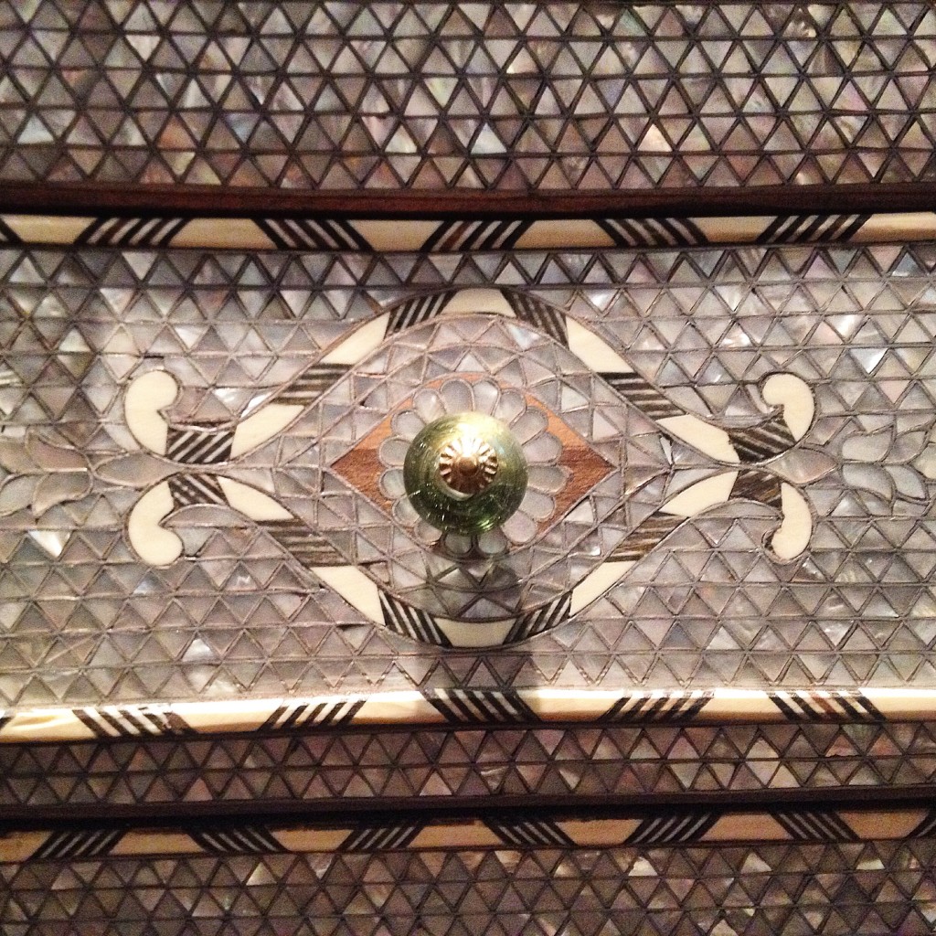 Syrian bridal chest inlaid with mother of pearl - Artiquea